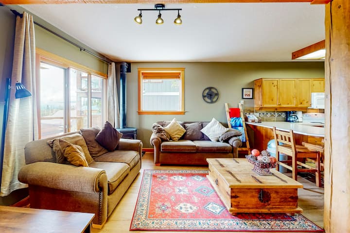 Dog-friendly Ski Condo With A Private Hot Tub - Big White Ski Resort, BC