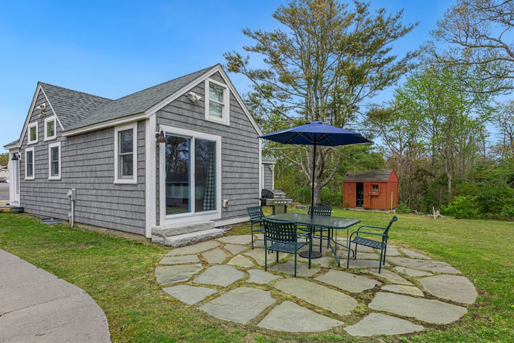 7 Min-drive To Beach: Cozy Cottage & Yard - Dennis, MA