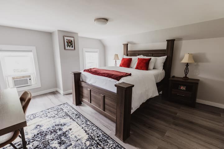 Newly Remodeled Walking Distance Bangor Waterfront - Bangor, ME