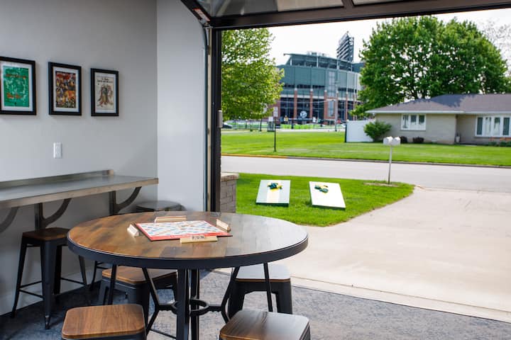 Stunning Gold Getaway - Overlooks Lambeau Field - Green Bay, WI