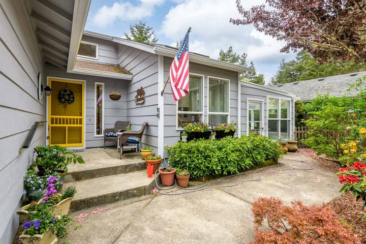 New Listing! Beautiful Home, Near River, Gas Grill - Florence, OR