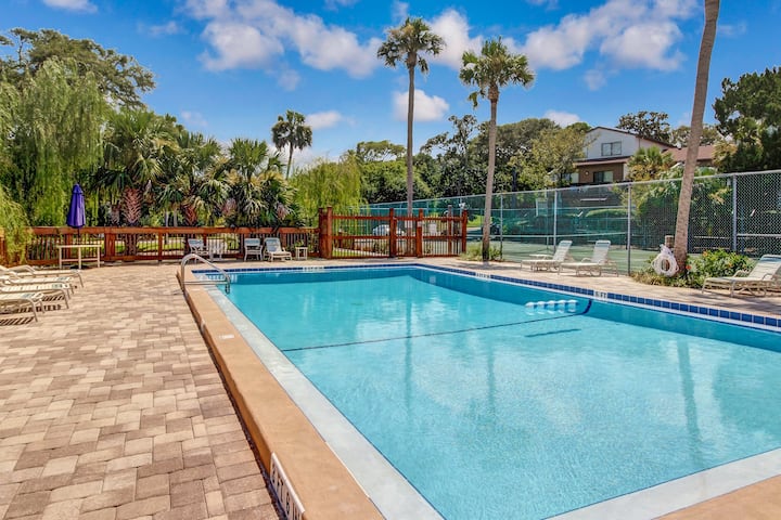 Dog-friendly 3br • Walk To Beach • Pool - Fernandina Beach, FL