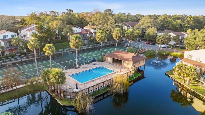 Sandpiper - Walk To Beach, Steps To Pool - Fernandina Beach, FL