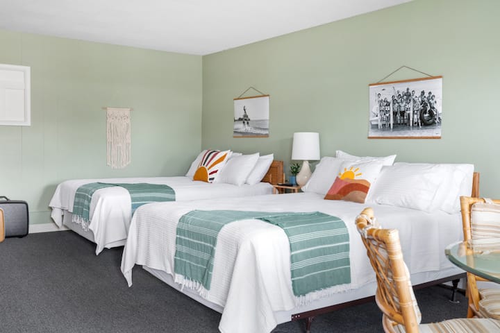 Motel Bear Lake | 2 Queens, Dining Table & 2 Sinks - Arcadia, MI