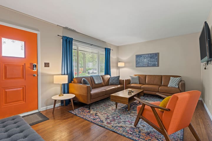 Serenity Estate - Fire Pit + Hot Tub + Sleeps 8 - Mission, KS