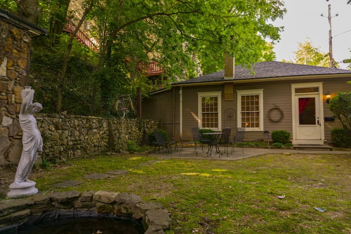 Downtown! Free Parking! 66 Center - Carriage House - Eureka Springs, AR