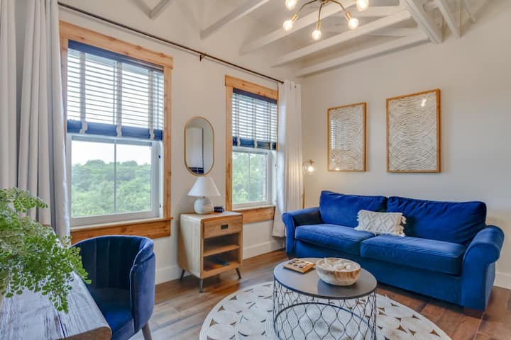 Historic 1865 Condo | Pool, Gym, Speakeasy! - Nashville, TN