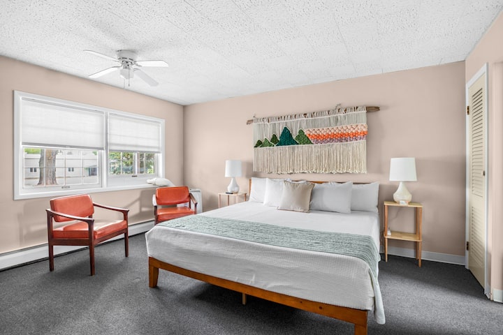 Motel Bear Lake | Classic Room With 1 King Bed - Arcadia, MI