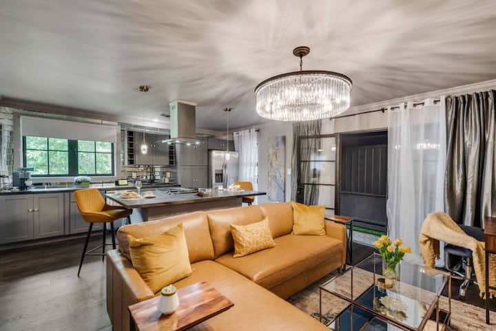 Upscale Dallas Vacation W/ Hot Tub & Balcony - Dallas