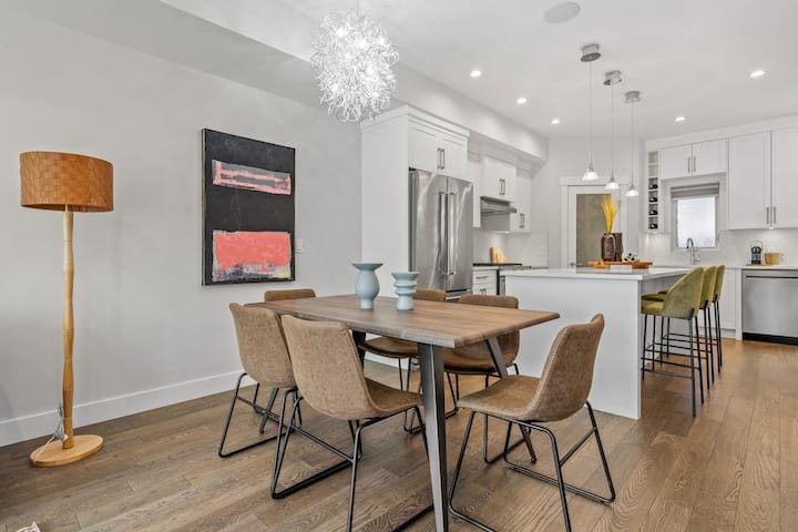 Industrial Mid-century 4bdrm W/ Gym - Calgary