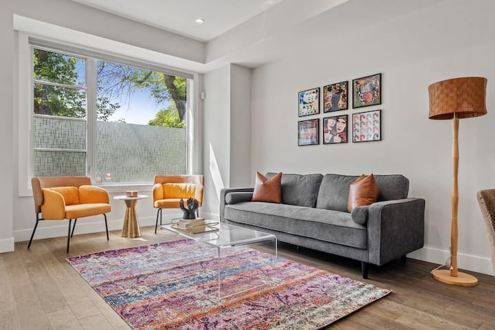 Industrial Mid-century 4bdrm W/ Gym - Calgary