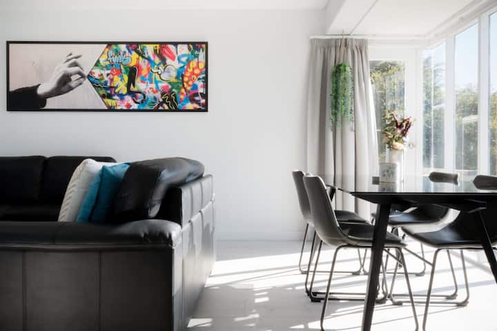 City Escape: Stylish Modern Apartment - Launceston