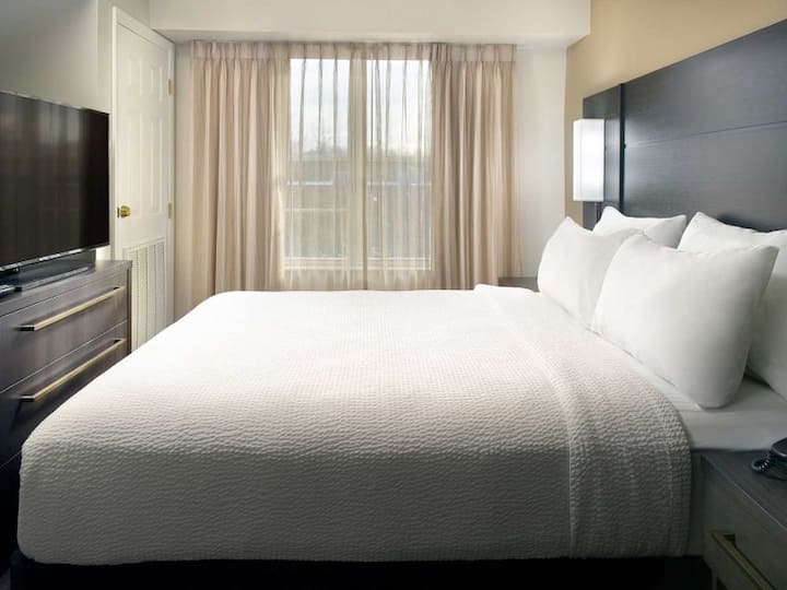 Two Spacious Units, Free Breakfast, Outdoor Pool! - Cary, NC