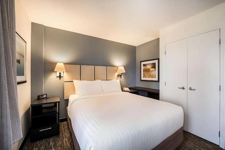 Pet-friendly Hotel! Two 1br Suites With Kitchens! - Arlington, TX