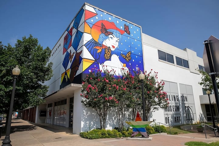 Comfort & Convenience! 2 Large Units With Kitchens - Arlington, TX