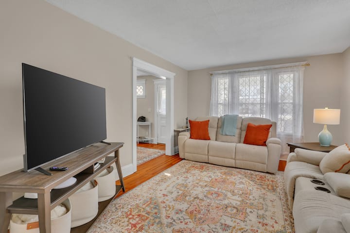 Charming New England Home In West Hartford Center - West Hartford, CT