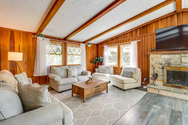 Swim Dock & Game Room: Lakefront Poconos Cabin! - Pocono Lake