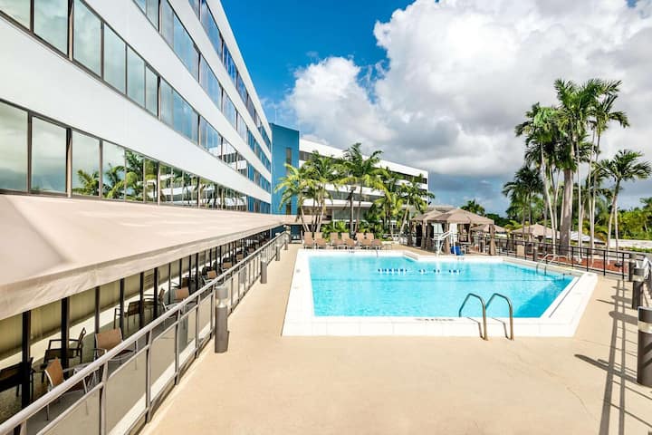 Pleasant Stay! Outdoor Pool, Free Airport Shuttle! - Miami, FL