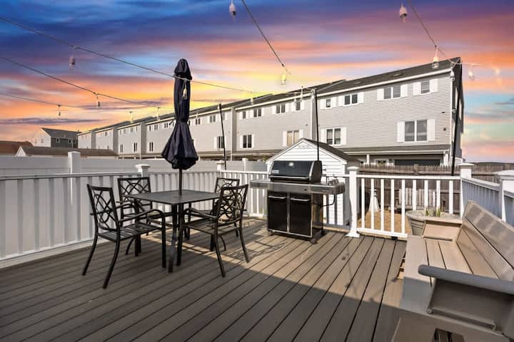 Harris Ave Hideaway | Private Deck | Near Marina - Hampton, NH
