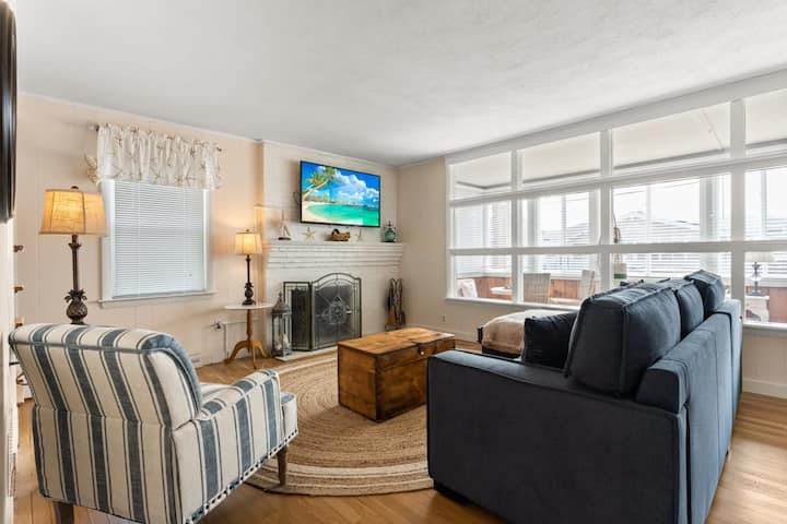Harris Ave Hideaway | Private Deck | Near Marina - Hampton Beach, NH