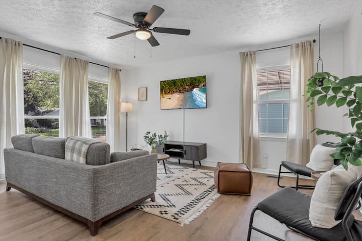 Electric Ave. - 3 Bdr And Hot Tub - Polaris, OH