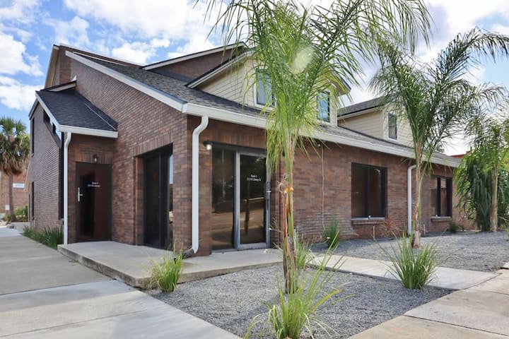 Downtown Jax Retreat- Sleeps 25 - Jacksonville, FL