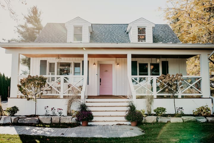 Pink Door Farmhouse Notl | Hot Tub | Swing | Bbq - Niagara-on-the-Lake