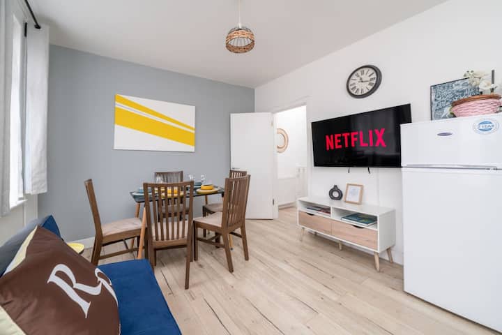 Comfy 2 Bed Near Station Sleeps 5 Guests - Barking