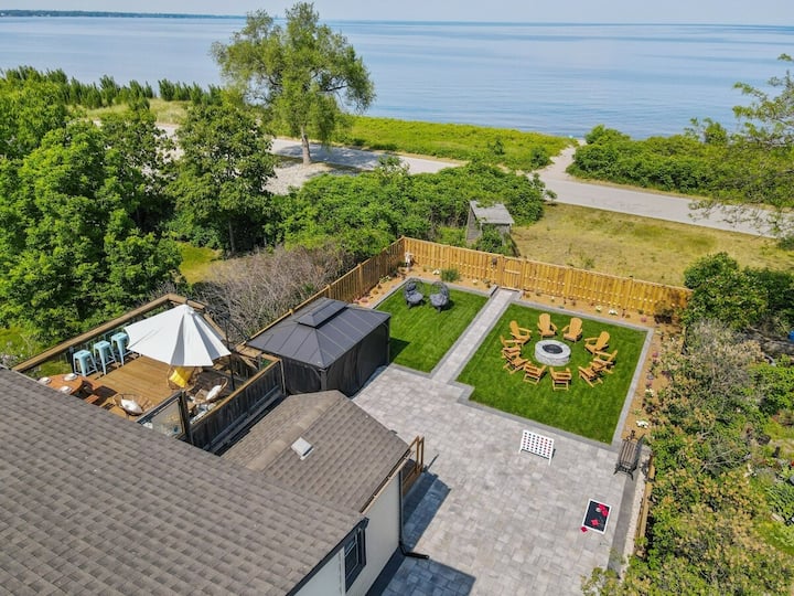 Beachfront Escape | Lakeview Deck, Hot Tub, Games - Ontario