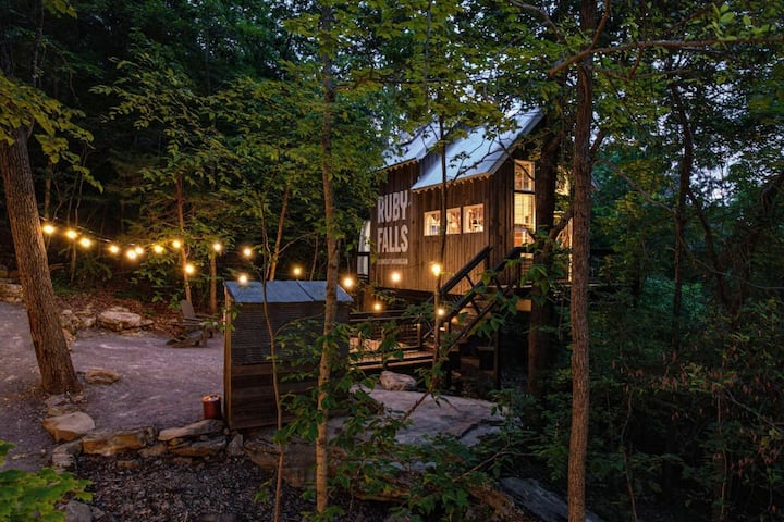 Treetop Hideaways: The Redbud Treehouse - Chattanooga, TN