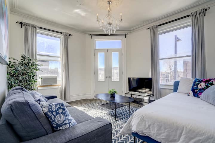Spacious Plateau Retreat | Winter City Getaway - Montreal