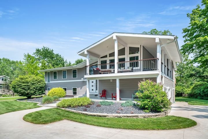 Modern Beach Retreat W/ Hot Tub & Fire Pit - South Haven, MI