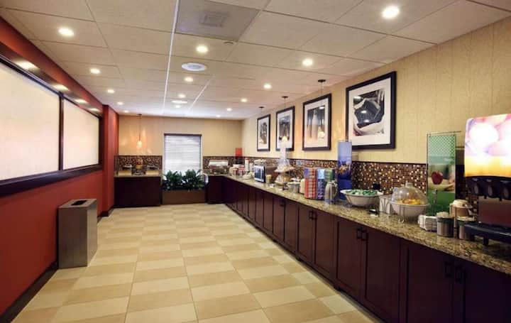 Spacicous Queen Room + Free Breakfast - Charlottesville, VA