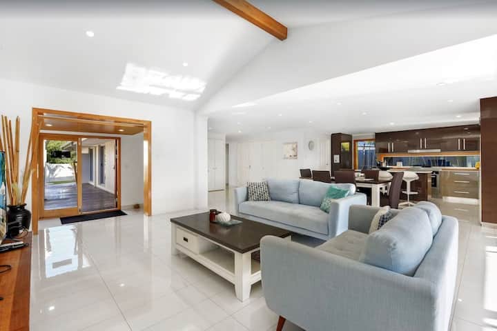 Waterfront Family Entertainer - Gold Coast