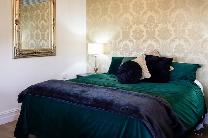 Cluckingham Palace Luxury Accessible Cabin - Blyth