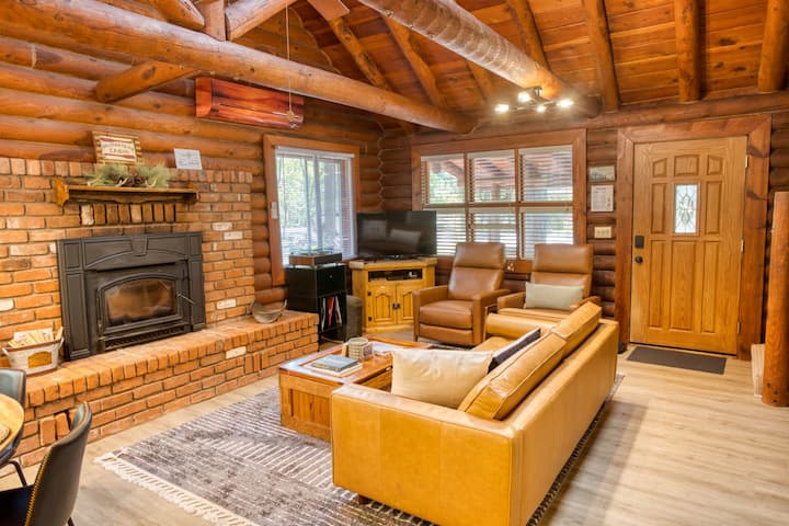 1/2 Acre Log Cabin W/ Fire Pit, Near Trails & Lake - Pinetop-Lakeside, AZ