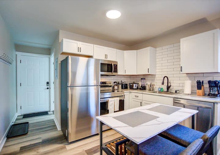 Free Parking With In Unit Washer And Dryer, Ac - P - Madison, WI