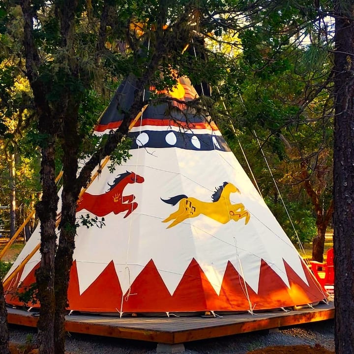 Wild Horses Luxury Tipi - Adjustable King Bed - Cave Junction, OR