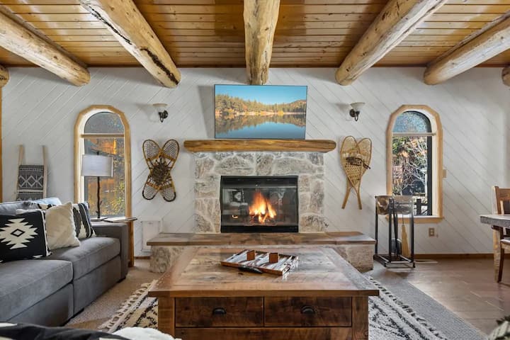 Great Location! Gourmet Kitchen, Hottub, Fireplace - Big Bear Lake, CA
