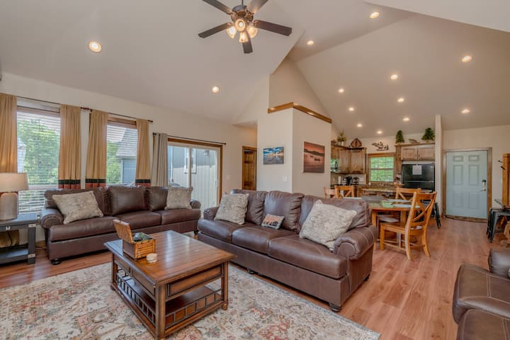 Hickory Hideaway W/ Communal Pool Access - Ridgedale, MO