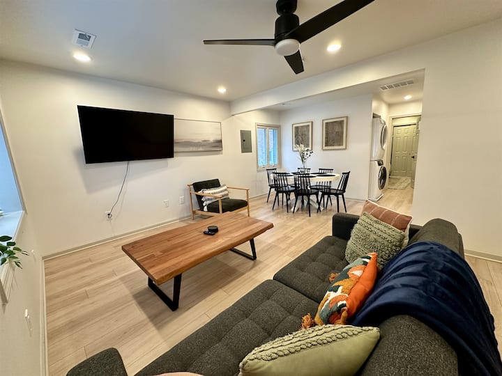 Top Floor Modern 2-bed W/ King Bed Free Parking - Falls Church, VA