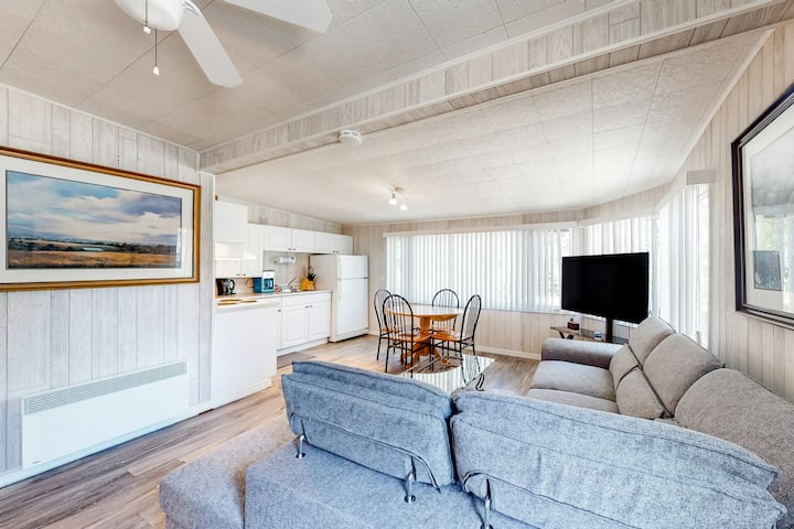 2br Lake View Home With Firepit, Kitchen, & Grill - Wasaga Beach
