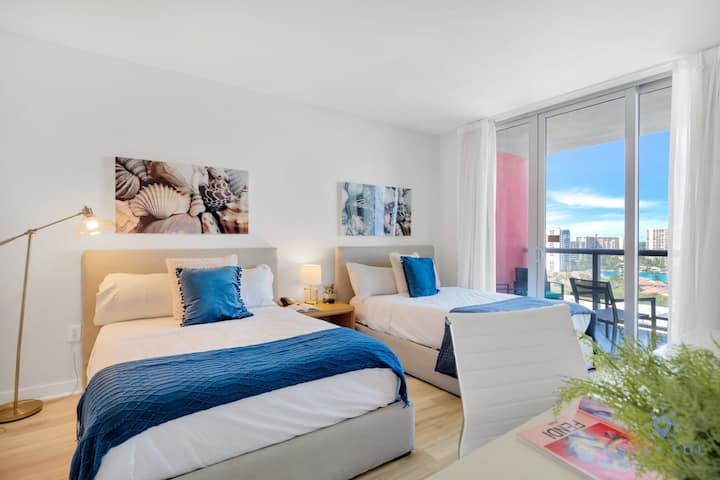 Spectacular View W/balcony+pool|near Beach - Hallandale Beach, FL