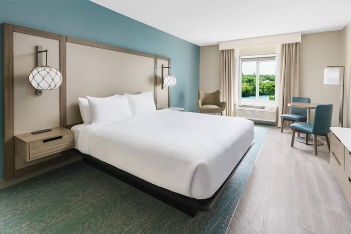 Maximum Comfort! Enjoy Outdoor Pool & Free Bfast! - Marathon, FL