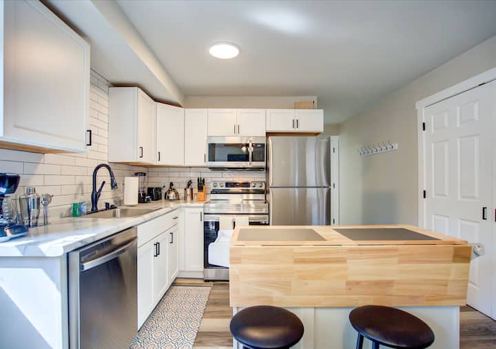 In-unit Washer & Dryer. A/c. Pets Ok. Fenced Yard. - Madison, WI