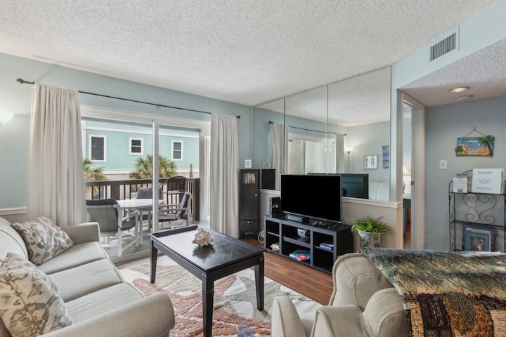 Oceanfront Charm: Stay By The Sea With Pool - Amelia Island, FL