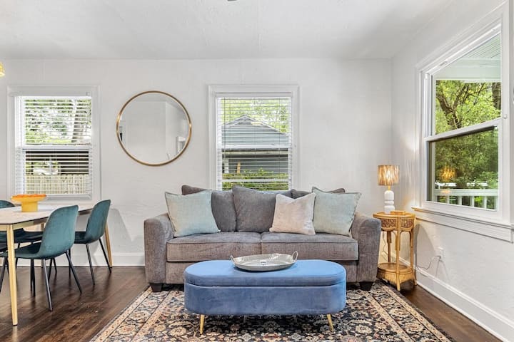 Chic Downtown Retreat With Stylish Decor And Patio - Gainesville, FL