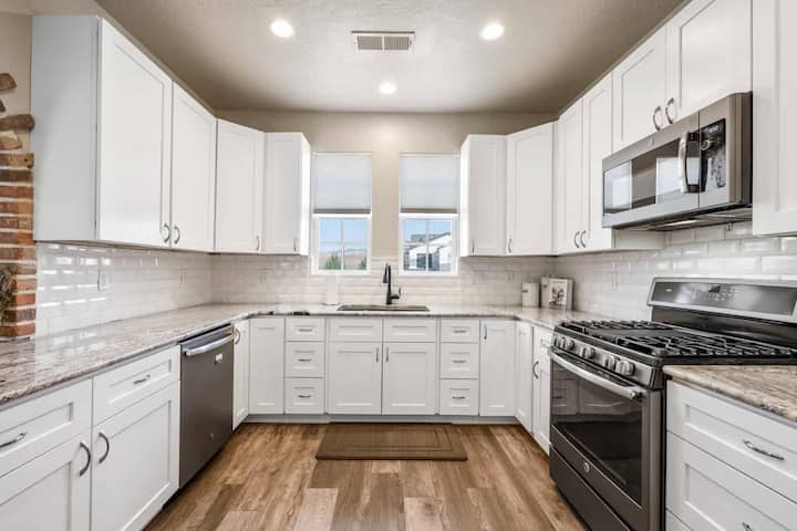 The Ella: 1 Level Home, Community Pool + Hot Tub - Hurricane, UT