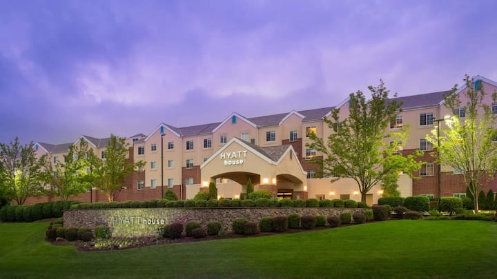 Near Manhattanville Univ + Free Breakfast & Pool - Greenwich, CT
