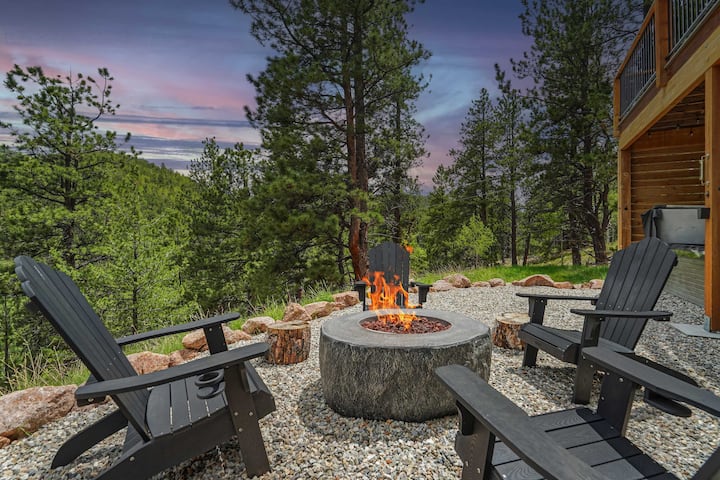 Valley Vista Lodge! Hot Tub, Fire-pit W Mtn Views! - Woodland Park, CO
